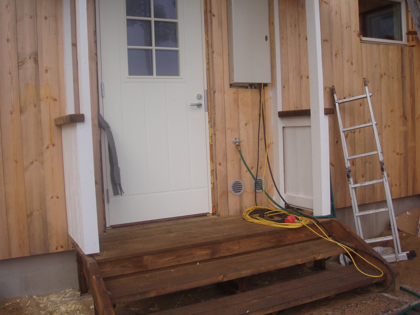 Kivikumpu: Terassi ja ovikatos