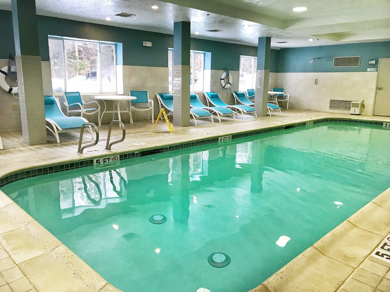 Holiday Inn Express & Suites Lincoln East // Lincoln, New Hampshire ...