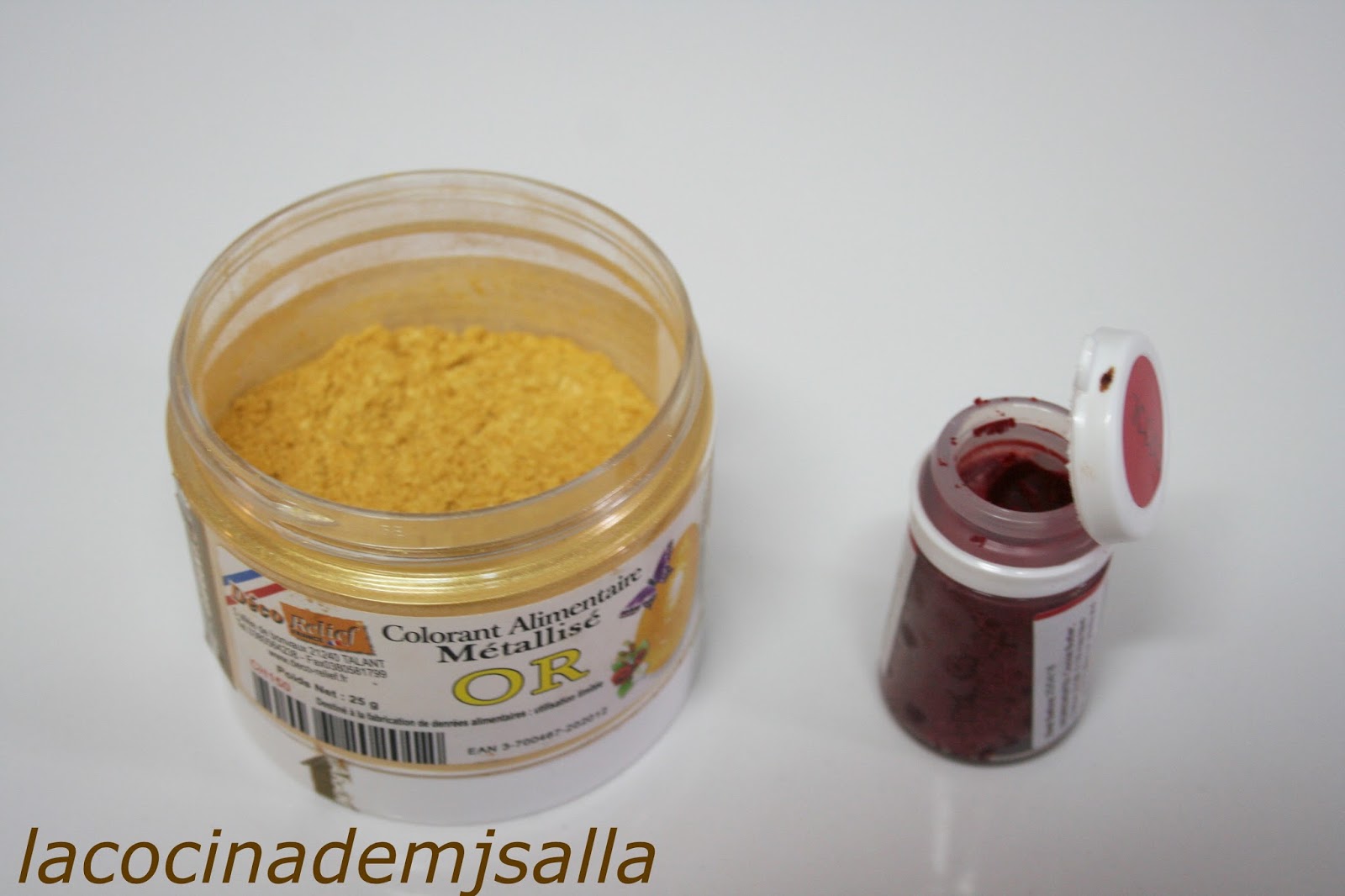 BOMBONES DECORADOS CON ORO Y ROJO BRILLANTES Y RELLENOS DE MOUSSE DE MANGO.