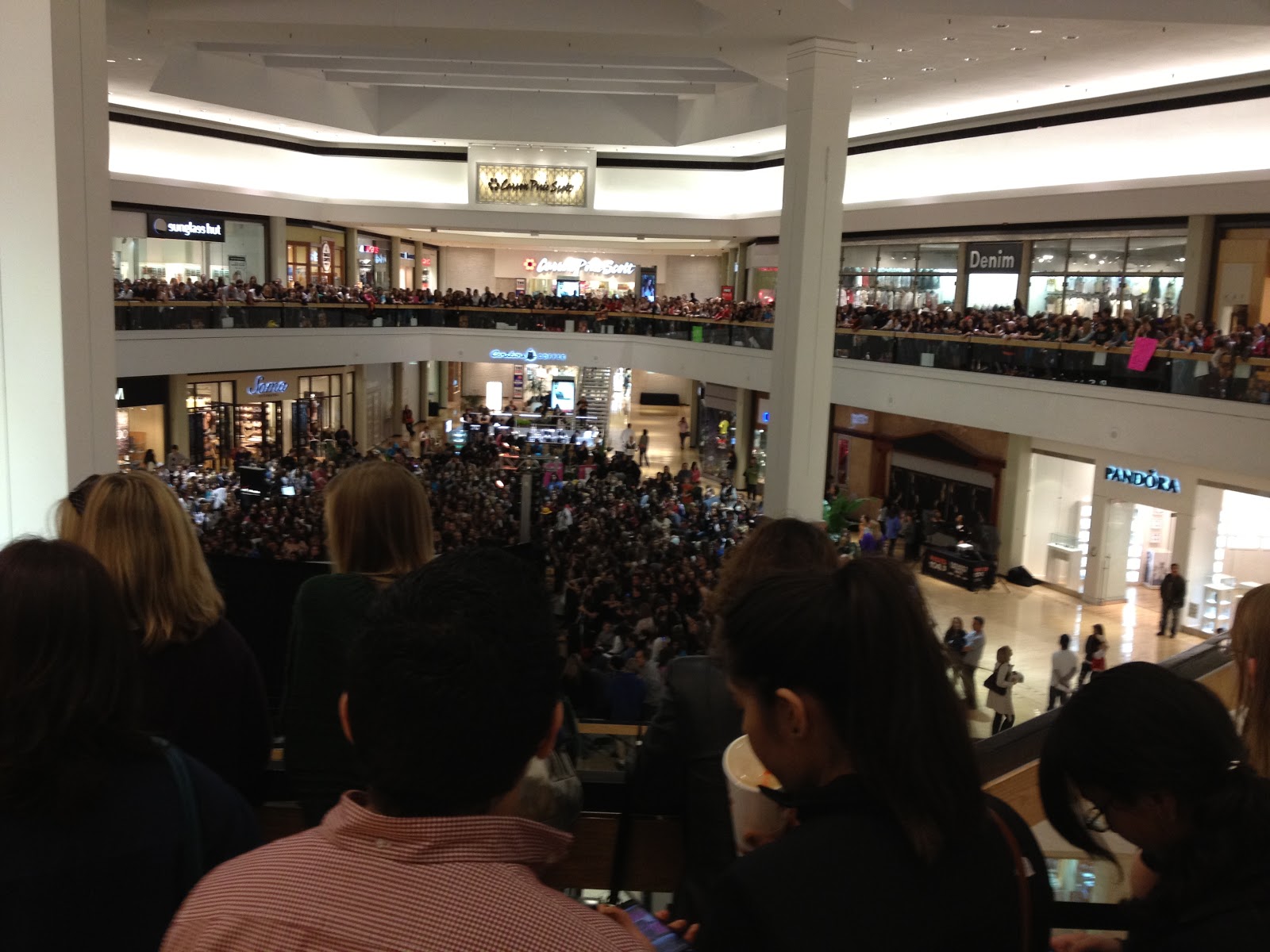Mom Mart: The Hunger Games cast visits the Fox Valley mall in Illinois!