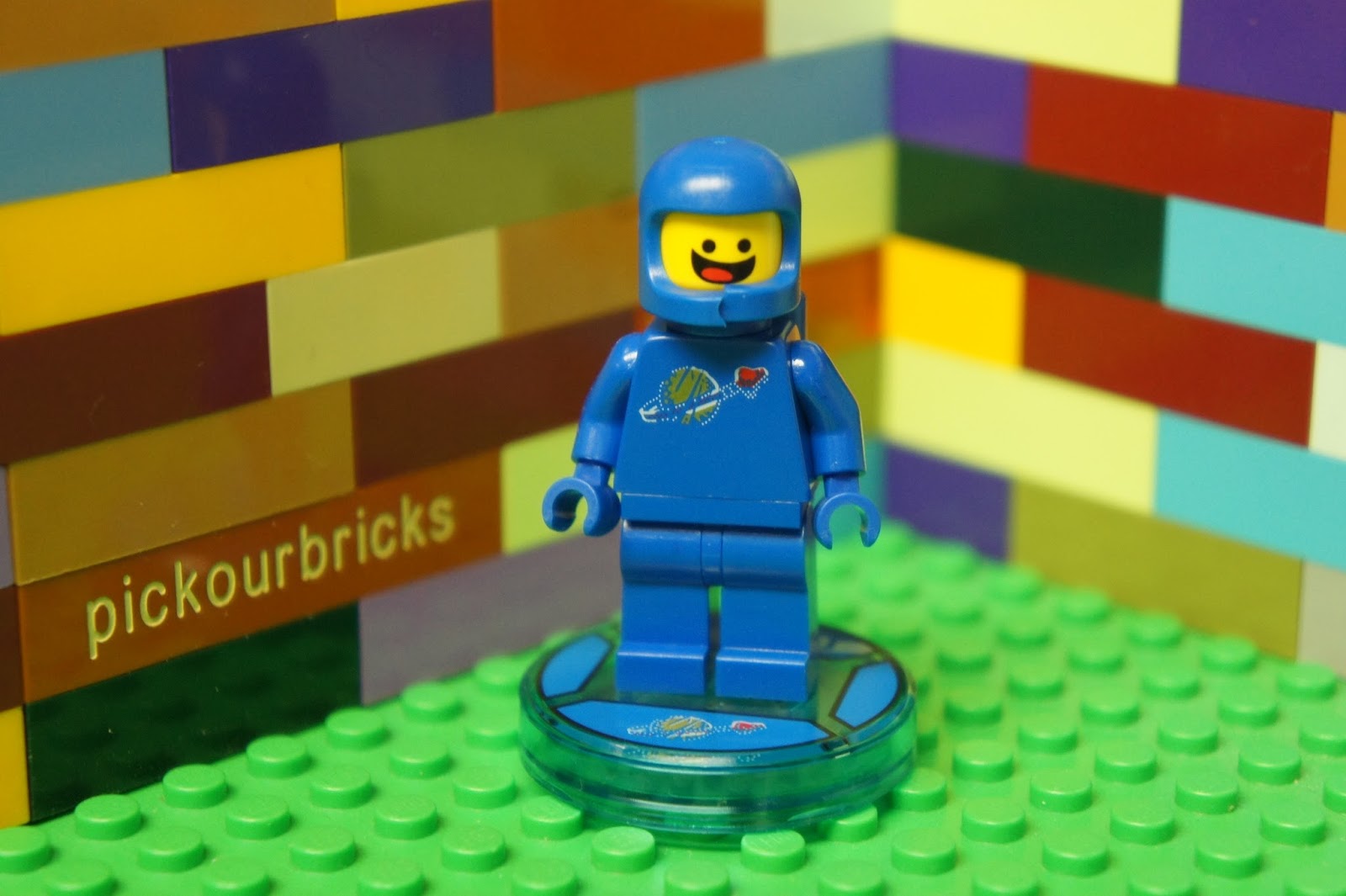 The LEGO Movie TLM057 BENNY The Spaceman Minifigure w/ Toy Tag Base ...