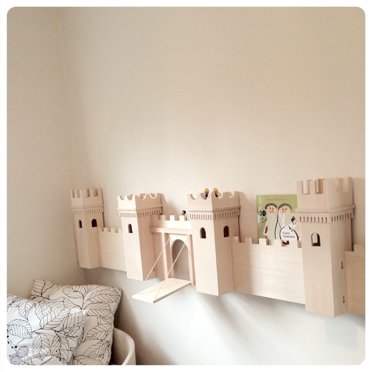 MESy design: DIY project: castle turned into bookshelf