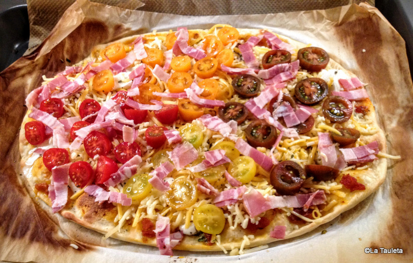 Pizza de Tomates Cherry, Cinco Quesos y Bacon - La Tauleta
