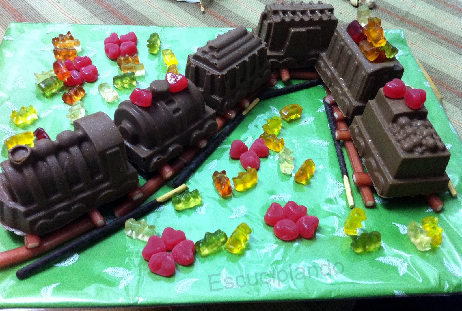 Escuciplando: CUMPLE L (II PARTE) TARTA TREN, CAKE POPS Y PREMIO