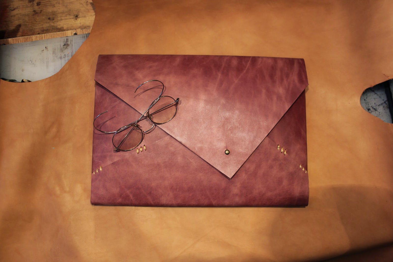 Boohoohoo: mapa A4. Plic asimetric, design minimal