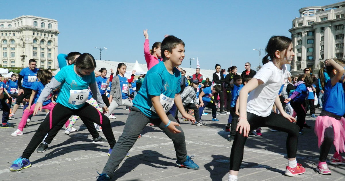 LA MULTI ANI, ROMANIA!: Copii facand gimnastica in Piata Constitutiei