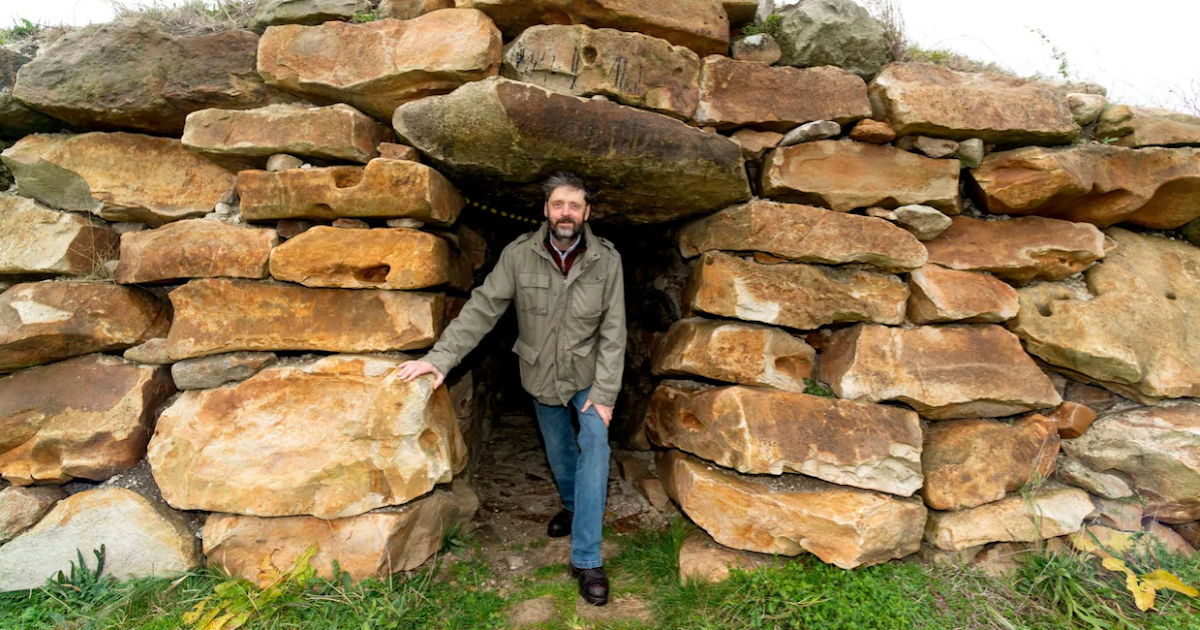 A Pagan Place: DAILY TELEGRAPH: OWNER OF UK'S FIRST PAGAN BURIAL MOUND ...