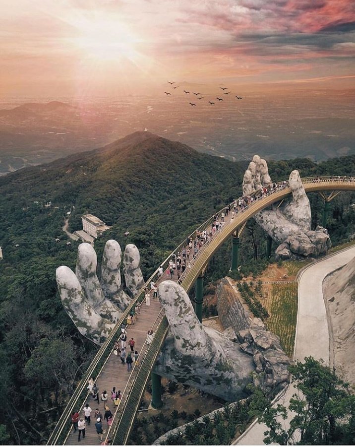 "Cau Vang" or "Golden Bridge", a new footbridge of 490 feet long, 4,600 ...