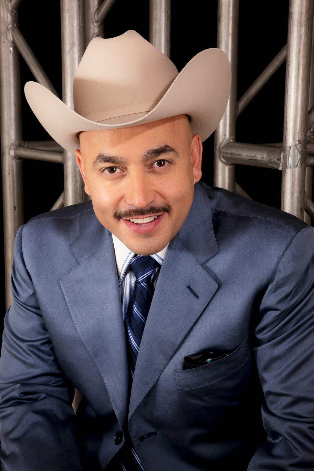 NOTICIAS Y EFEMERIDES MUSICALES Y DEL CINE: LUPILLO RIVERA, UN 30 DE ...