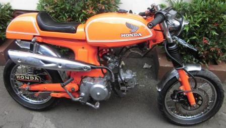 antique: Antique Motorcycle Honda S90Z Of 1971