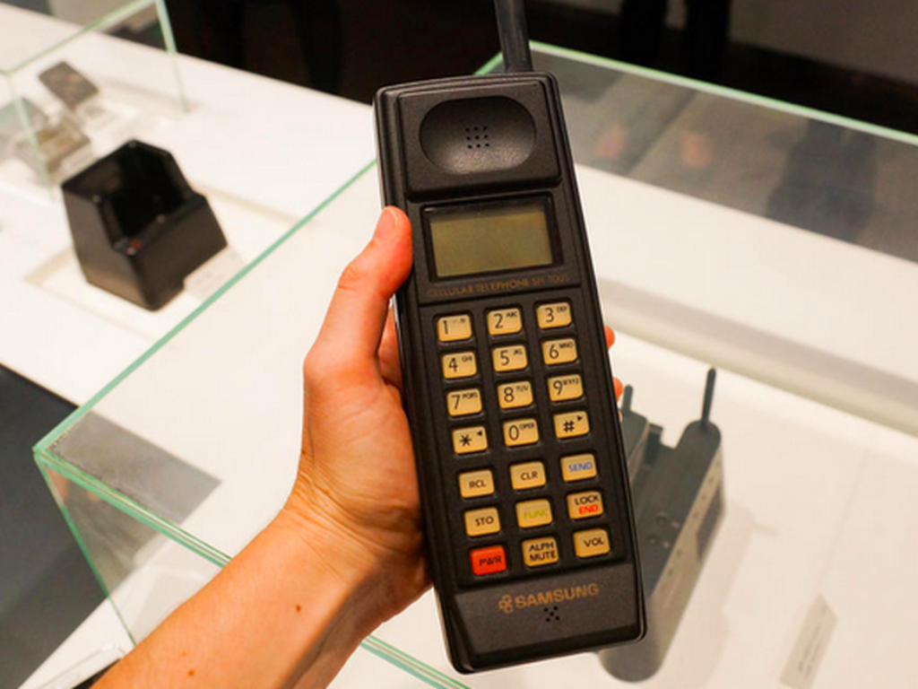 1988 - El primer teléfono móvil - SAMSUNG