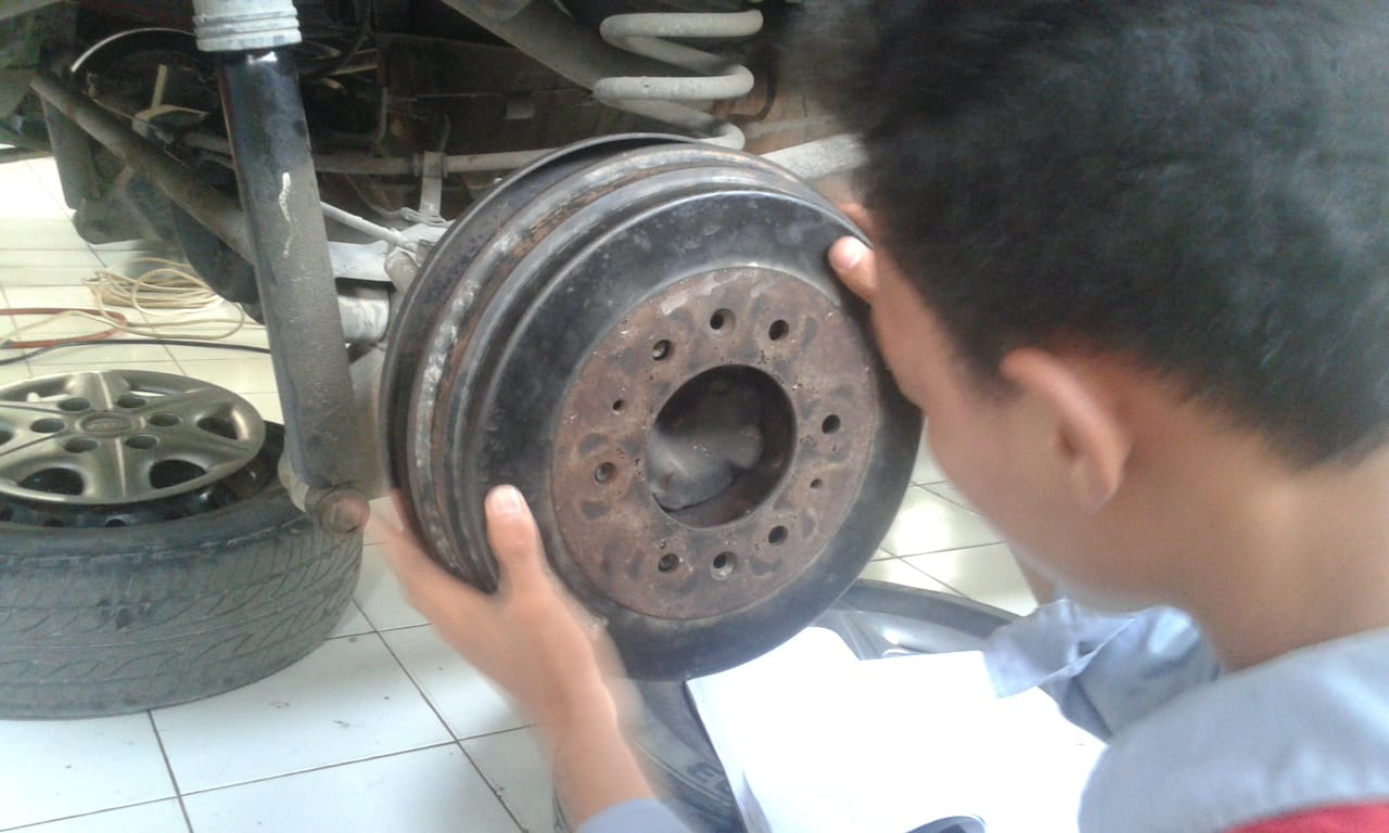 Cara mengukur celah Rem Tromol Pada Mobil - lks otomotif