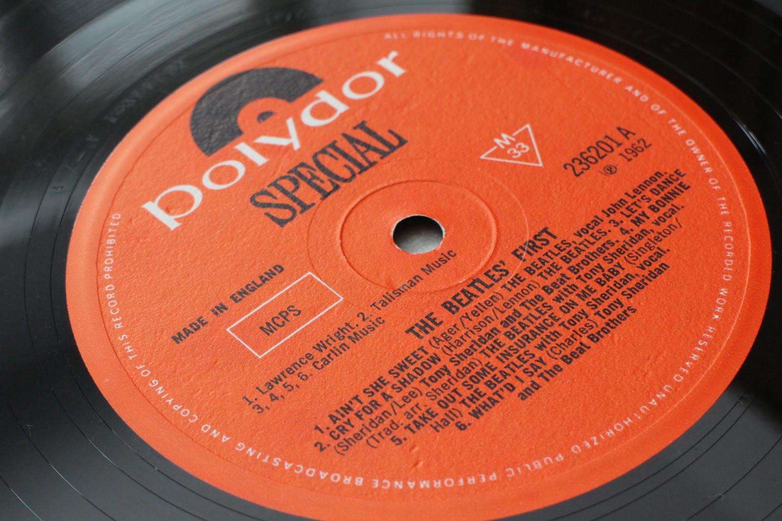 The Beatles-levyhylly: The Beatles' First -LP (UK 1st pressing) mono ...