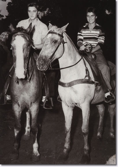 Elvismania O Namoro Mágico De Elvis E June Juanico