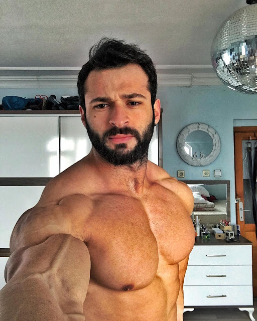 Muscle Lover: Turkish bodybuilder Mustafa Yildiz