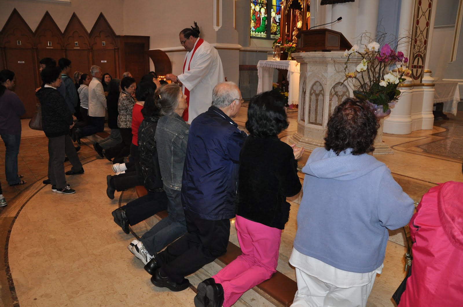 Snaha o sväté prijímanie podávané na jazyk a na kolenách – Verím.sk