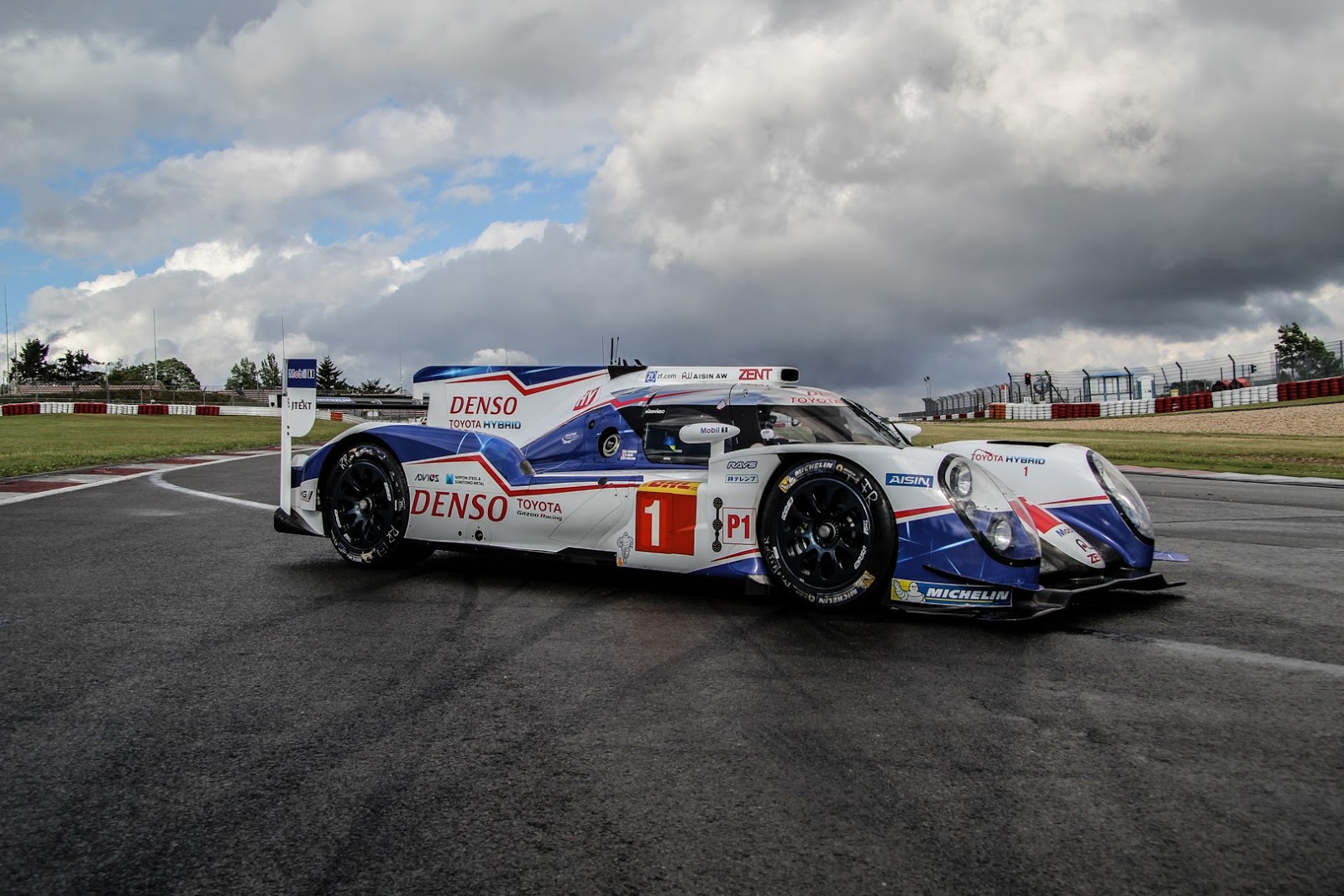 GAZOO Racing : World champions go ring racing