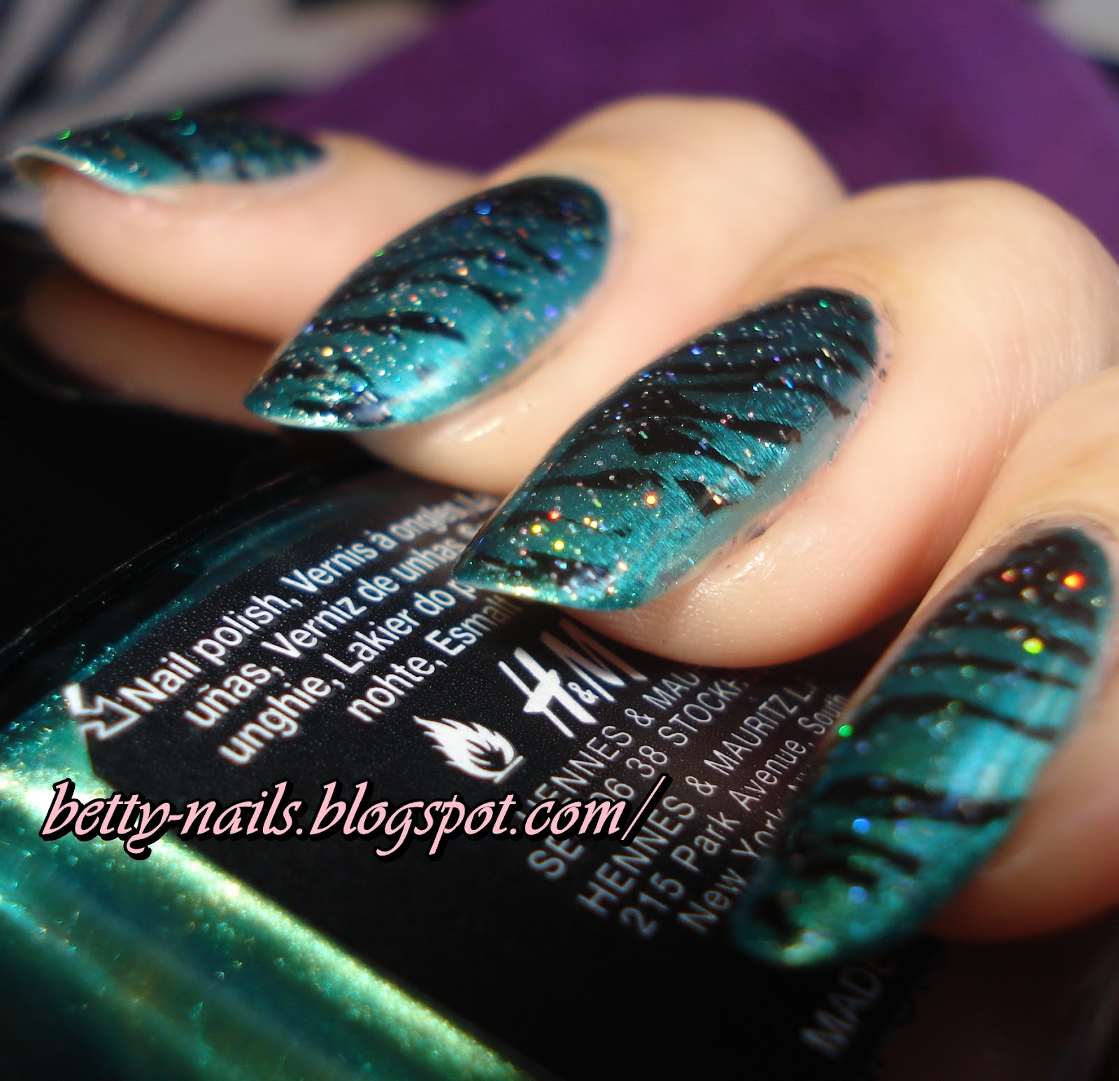 Betty Nails: Green Tiger Nails