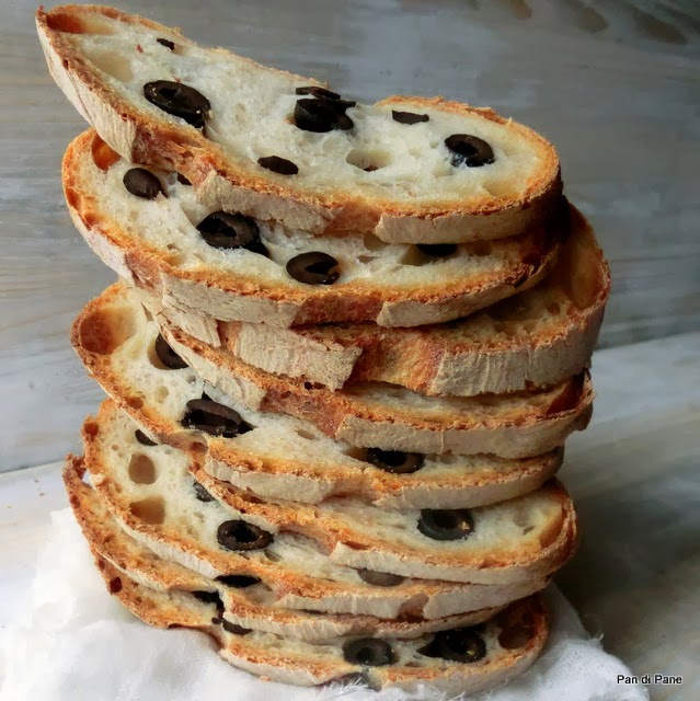 Pan di Pane: Ricetta semplice per pane condito con olive.