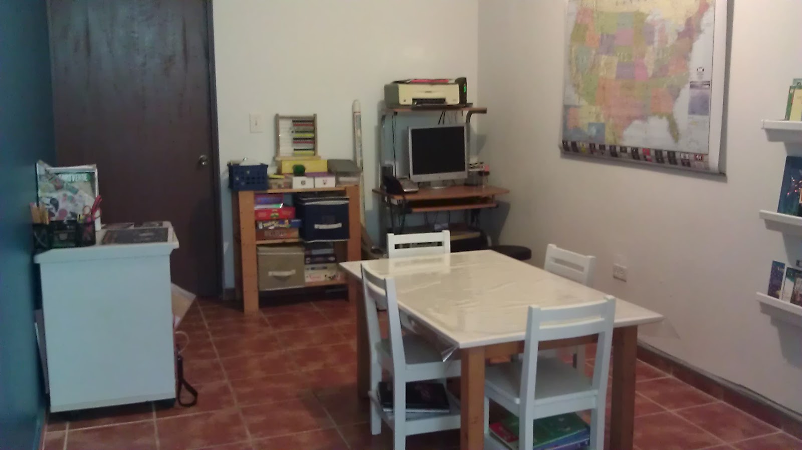 Añadí algunas de cajas para organizar nuestro material de arte,y ...