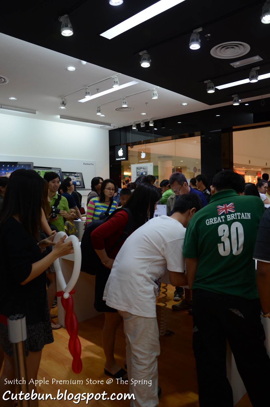 Switch Apple Premium Store now @ The Spring Kuching!