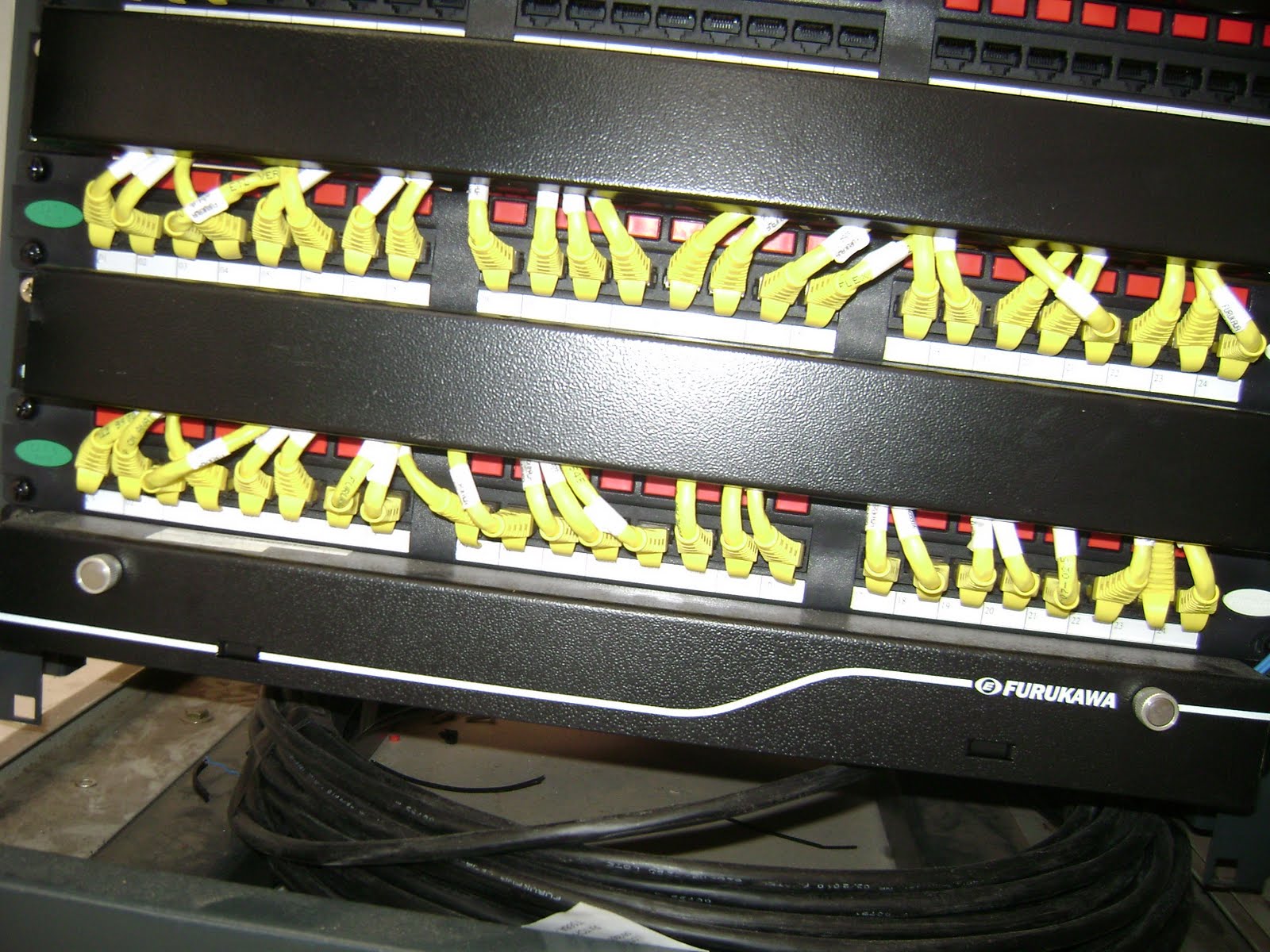 O MUNDO DA ELETRICIDADE: REDE DE COMPUTADORES, MONTAGEM DE RACKS.