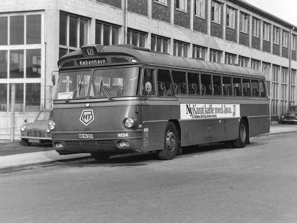 Valby og København, før og nu: De røde DSB busser ved Valby Station ...