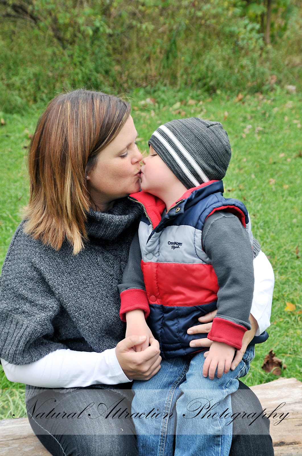 Natural Attraction Photography: I love catching kisses!