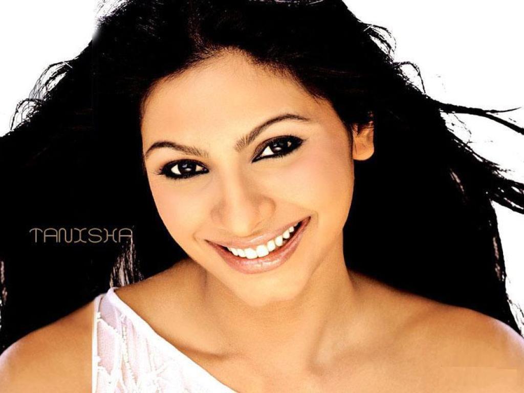 Celebrity HQ Wallpapers: Tanisha Mukherjee Photo Album