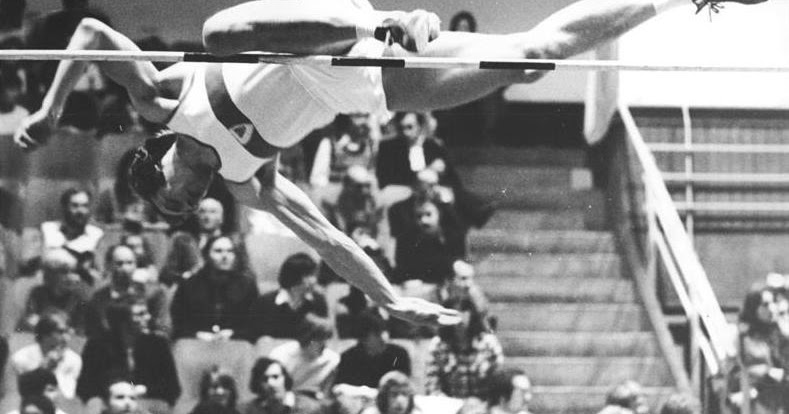 Teknik Dasar Lompat Tinggi Gaya Guling Perut (Gaya Straddle) - Edukasi ...