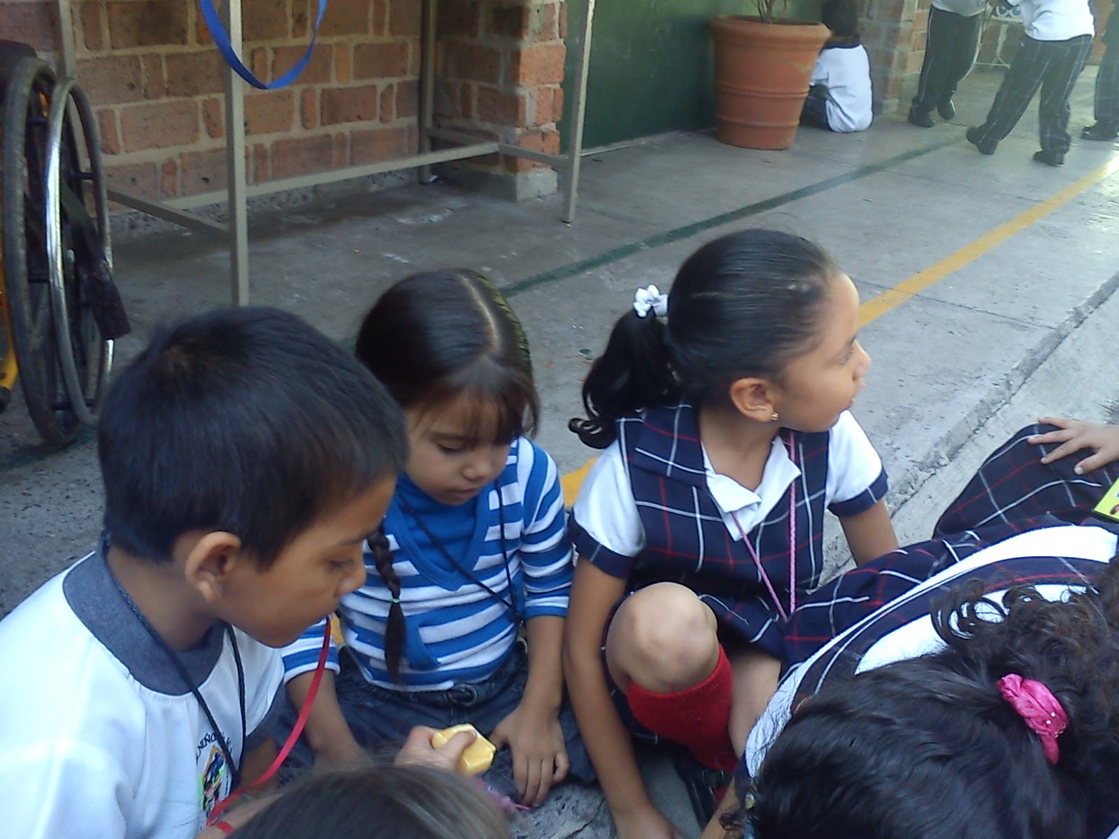 NIÑOS PLATICANDO - Imagui