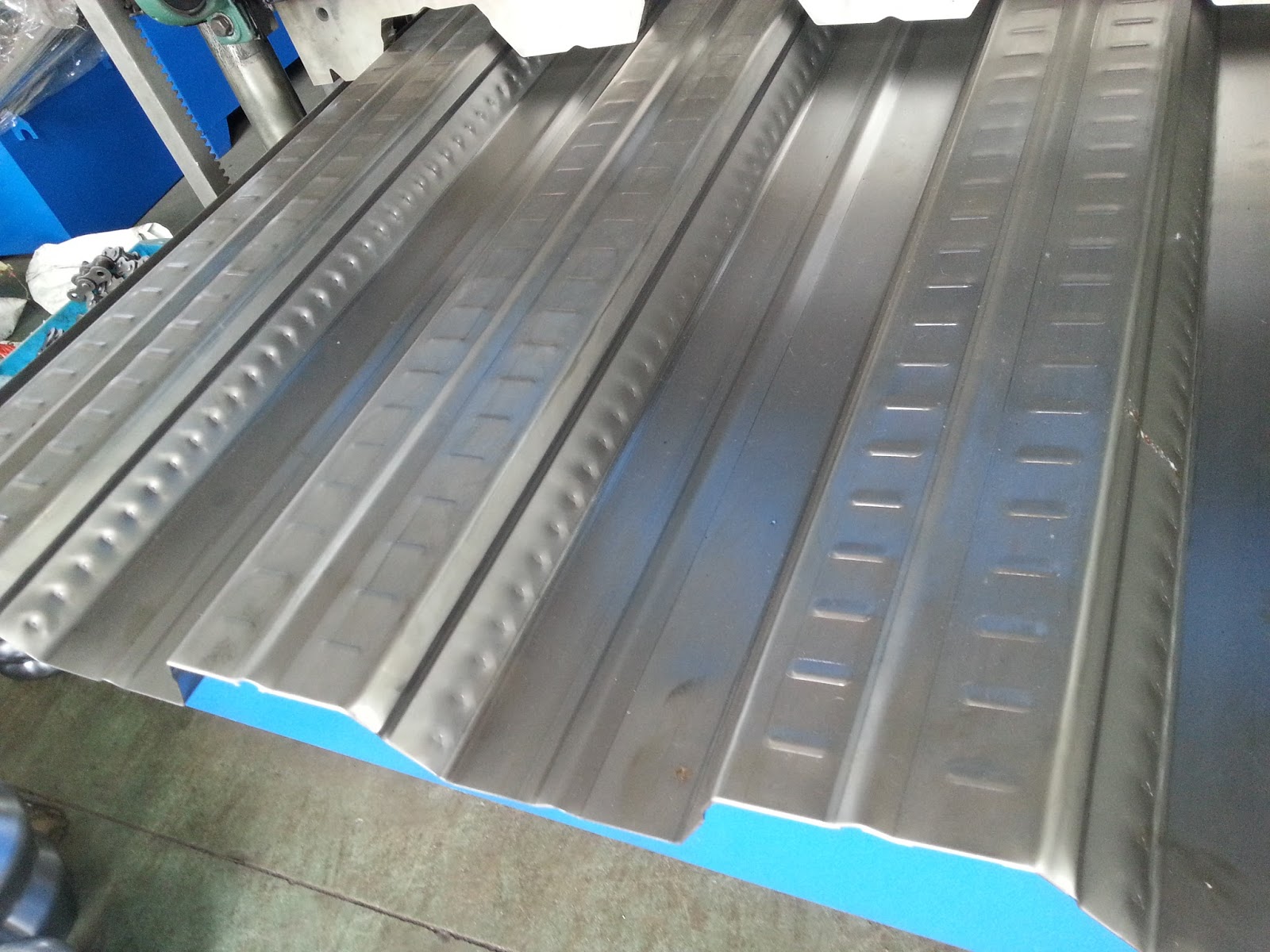 Metal deck and the roll forming machine