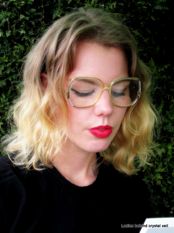 Gracious ladies behind crystal veil: Nicole 099