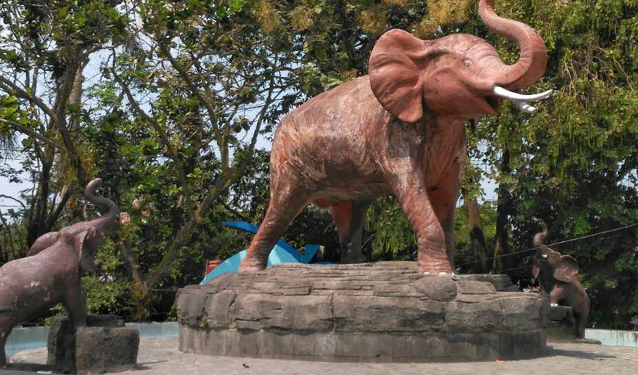 Lapangan Denggung Pada Suatu Pagi Menjelang Siang Lapangan Denggung Pada Suatu Pagi Menjelang Siang