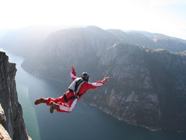 CLUB ATLAS. EL SALOBRAL: VIDEO IMPRESIONANTE DE SALTO BASE O BASE JUMP