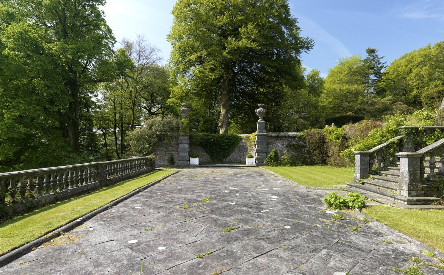 The Designer's Muse: Manor of the Month, Ffynone