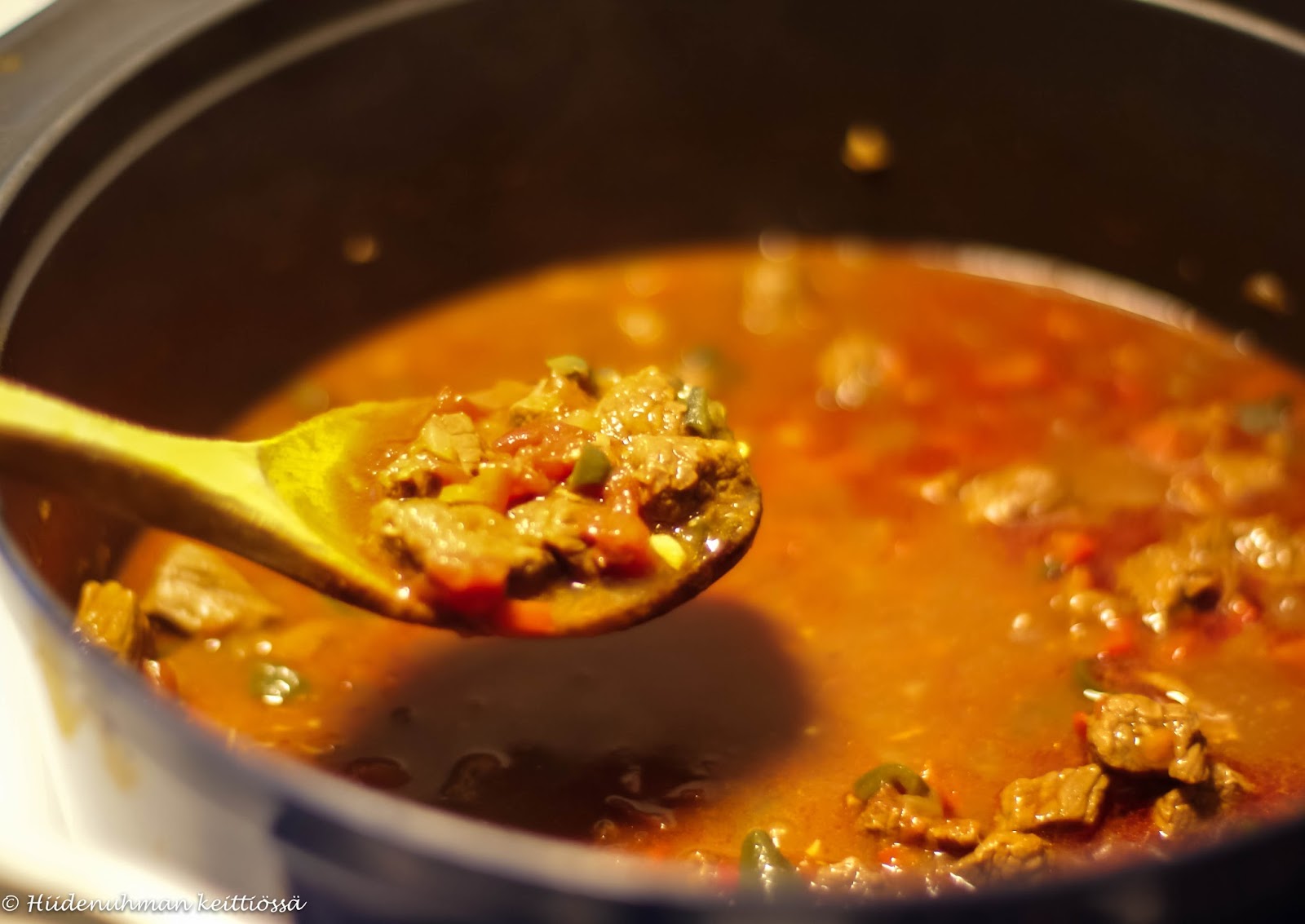 Hiidenuhman keittiössä: Paprikainen lihapata – gulassi