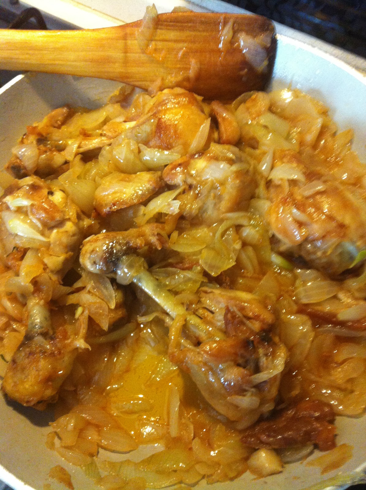 ARMONIE IN BUCATARIE: Paste cu pulpe de pui si ceapa