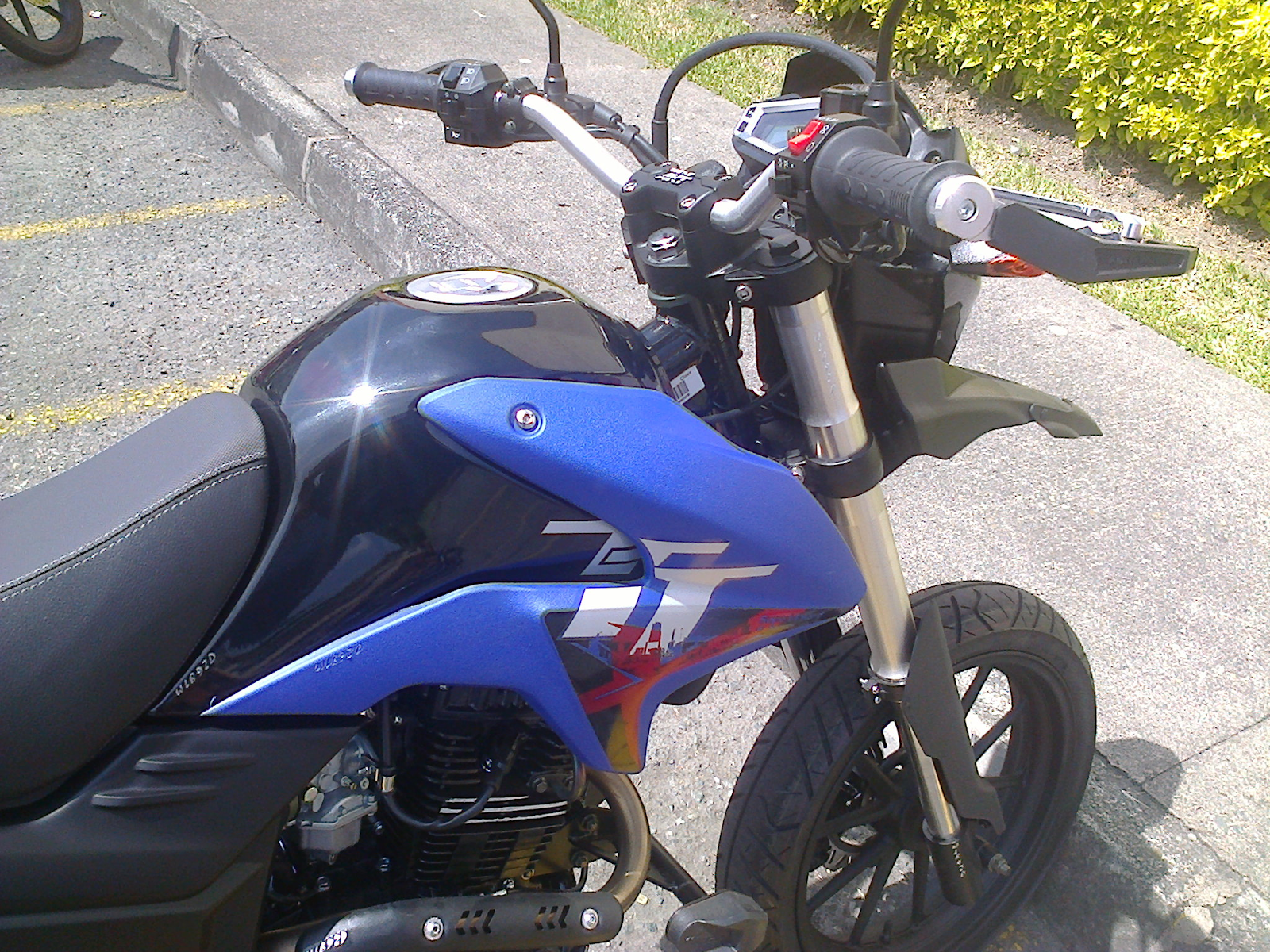 VIAJANDO EN MOTO: TTX 180 de AKT