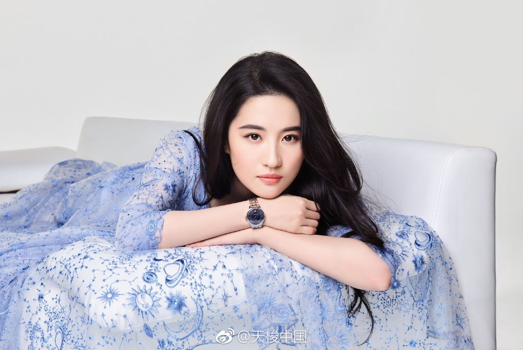 China Entertainment News: Liu Yifei releases new photos