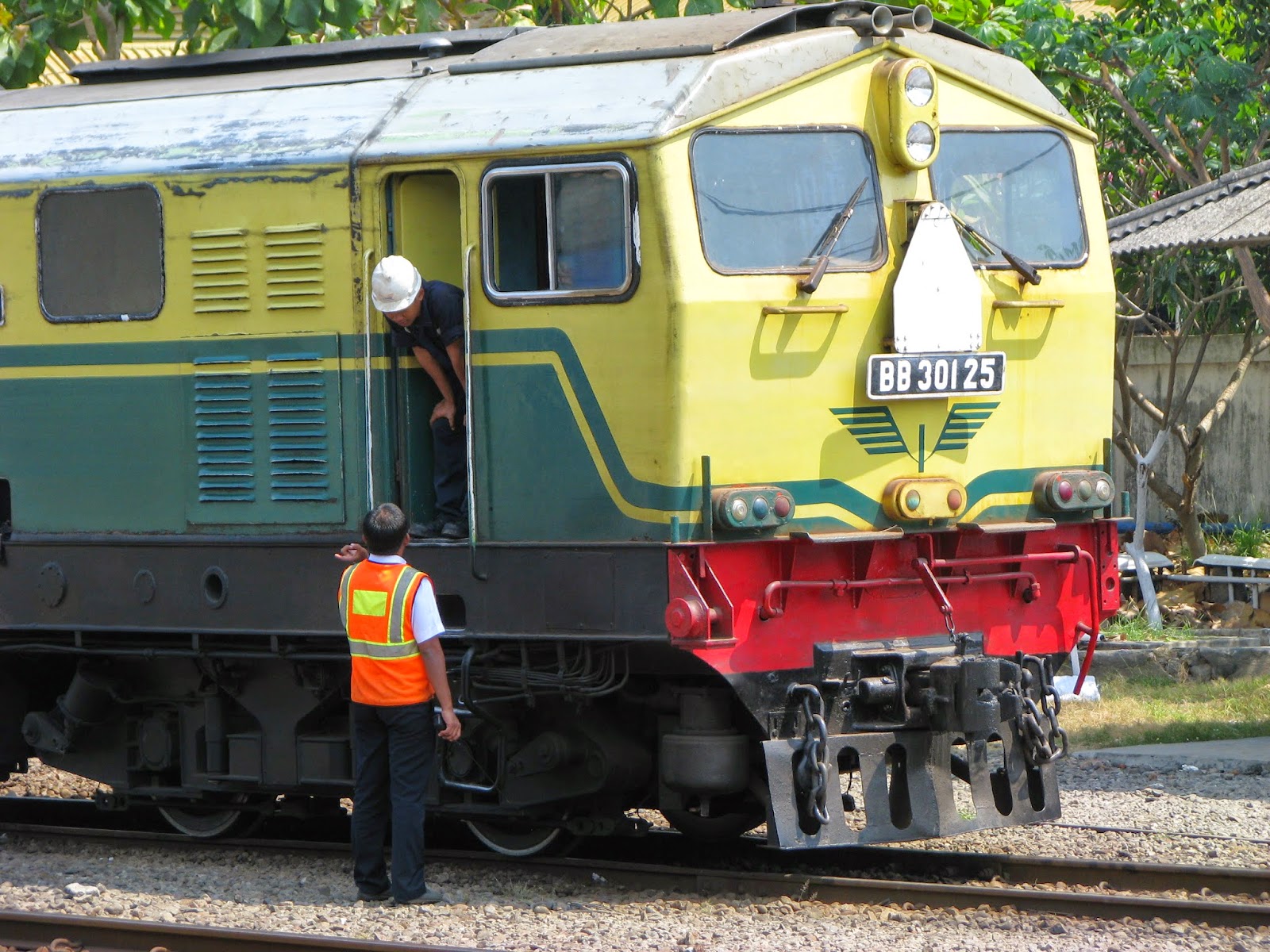 Kereta Api Indonesia: Bertemu Dengan Lokomotif BB301 di Stasiun Madiun