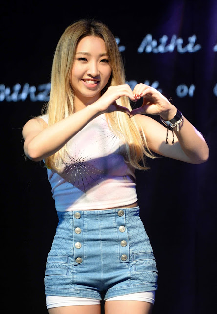 Entrevista de Minzy en el showcase para su mini álbum debut