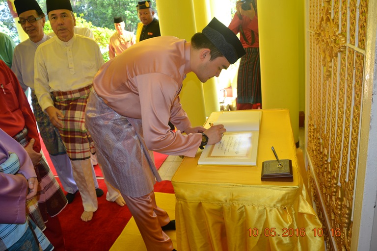 UNIT MAJLIS KERAIAN: MAJLIS MENZIARAHI MAKAM DIRAJA JUGRA OLEH DYTM ...