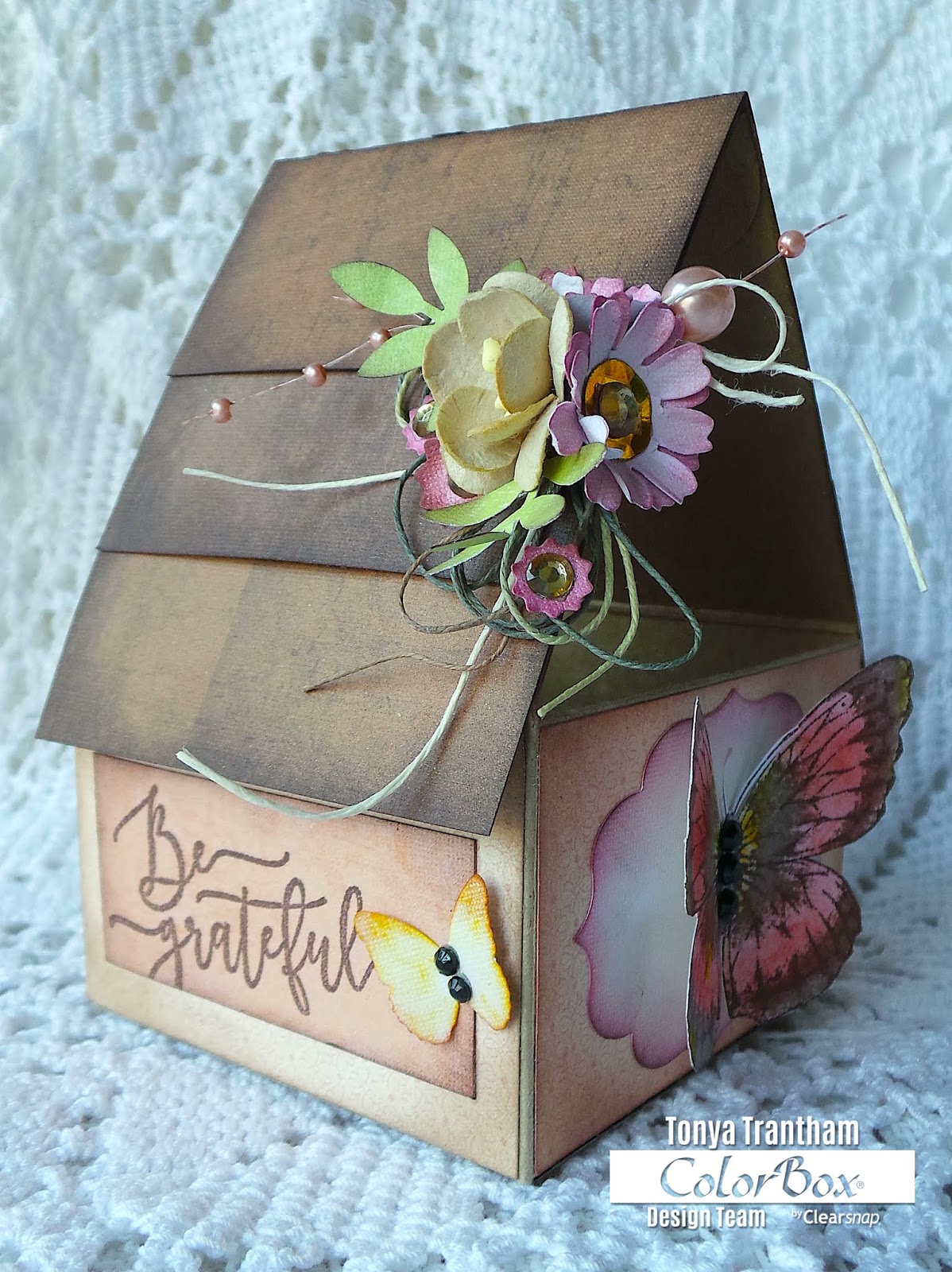 Creative Addiction to Paper: Butterfly House Gift Box
