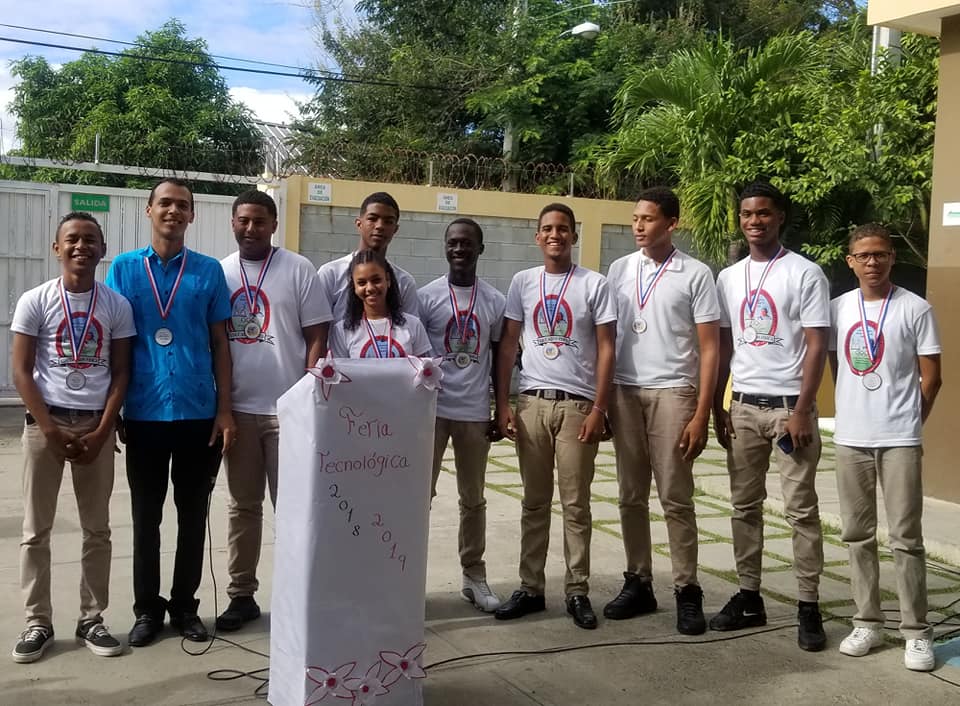 Educación con las TICs: Club de Informática y Robótica entrega Honores