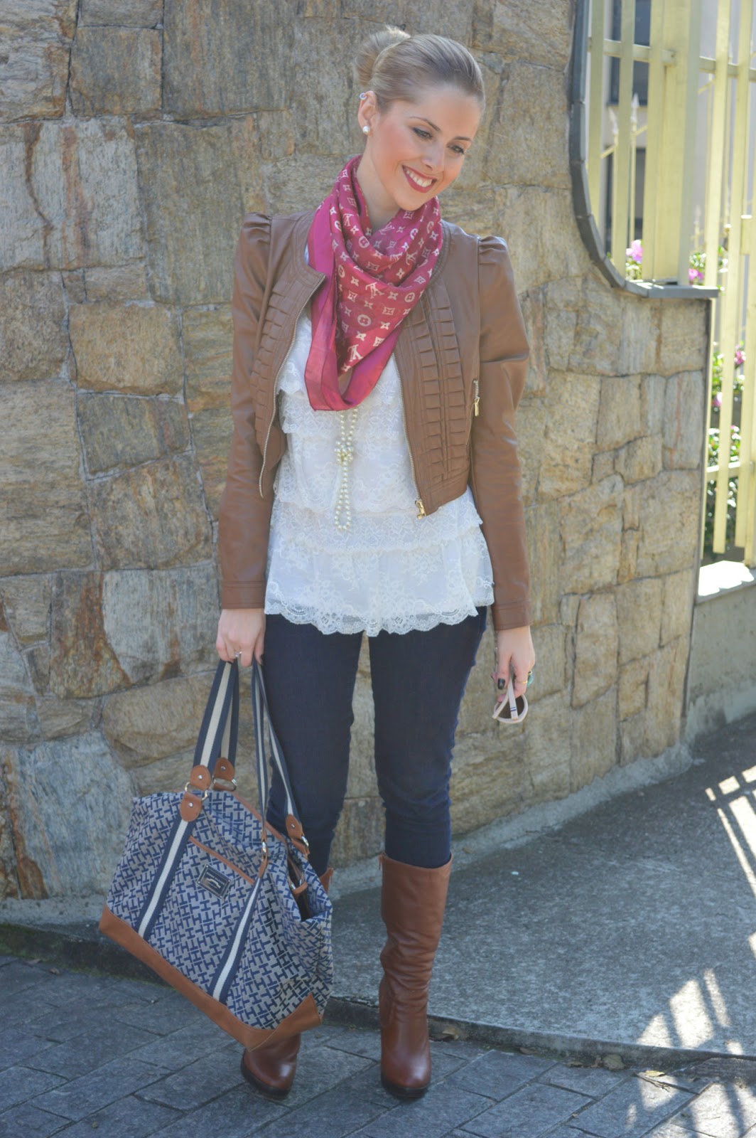 As Très Charmant: Look Caramelo com Lenço Vermelho