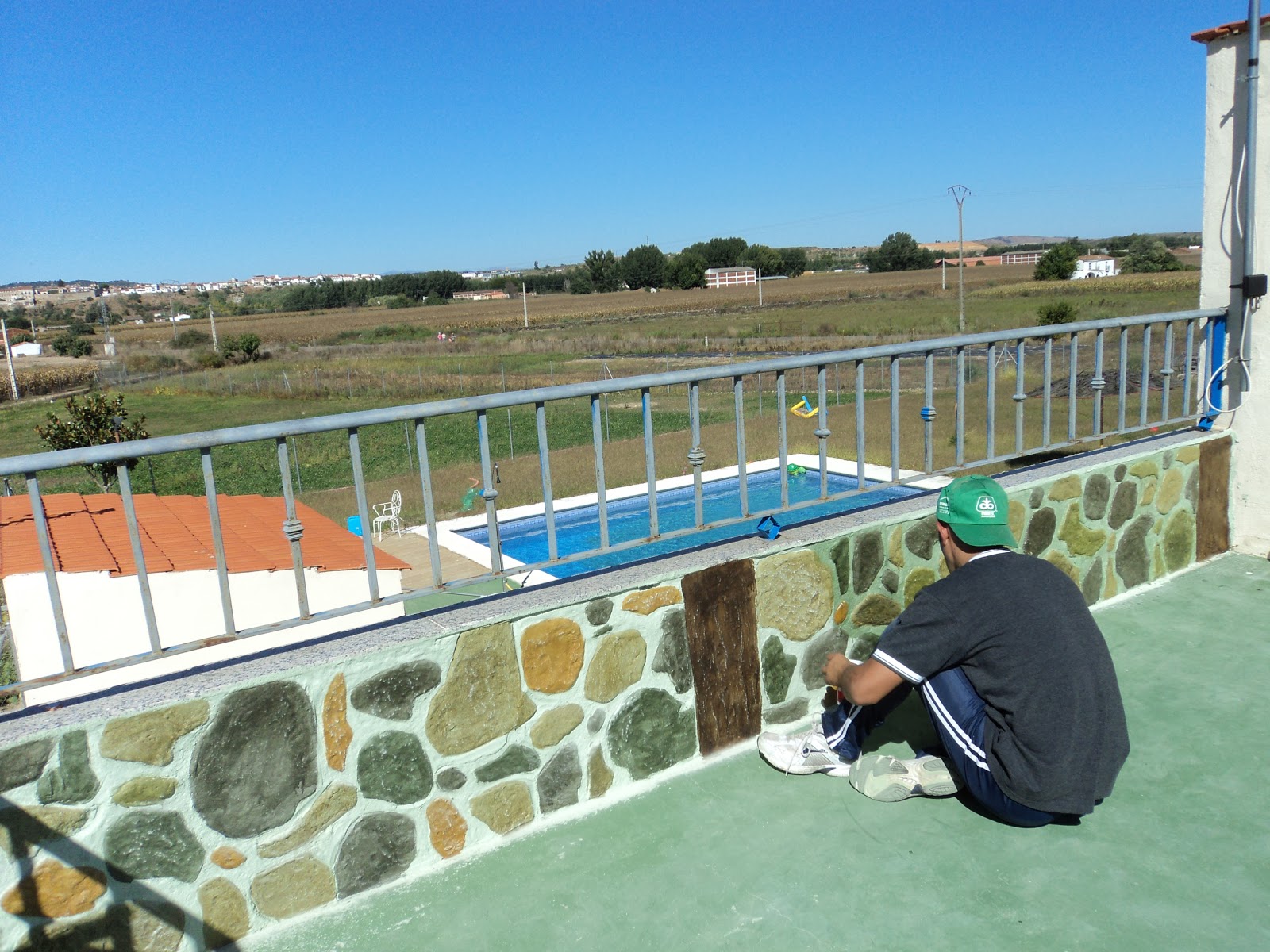 impreso en terraza: zocalo en piedra y madera
