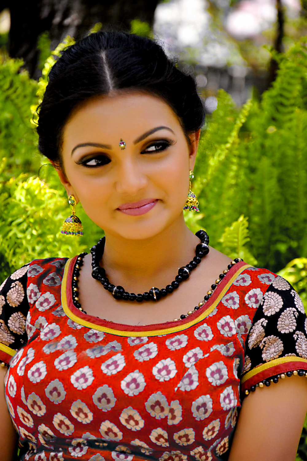 ACTRESS SARANYA MOHAN IN BLOUSE CUTE LARGE PHOTOS - HD IMAGES