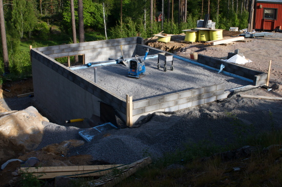 Passiivipuutalo: Autotallin lattiavalu lähestyy