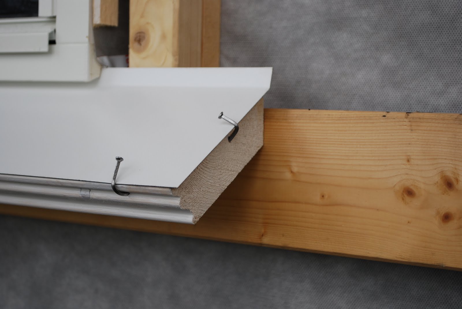 Drøymehuset: Beslag på vannbrett og meir ytterpanel